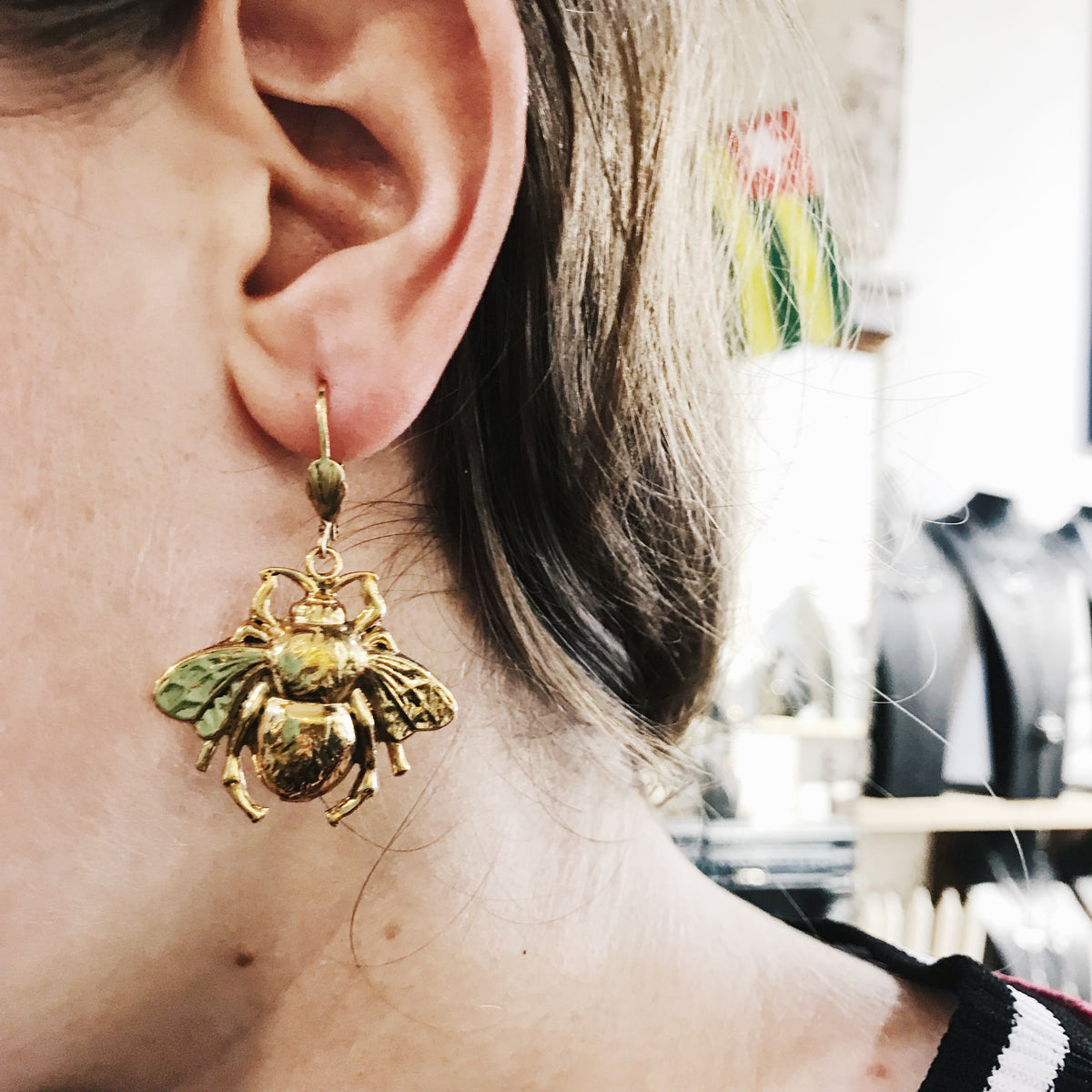 Boucle d'oreille bee abeille Lotta Djossou créée par Clement Djossou ...